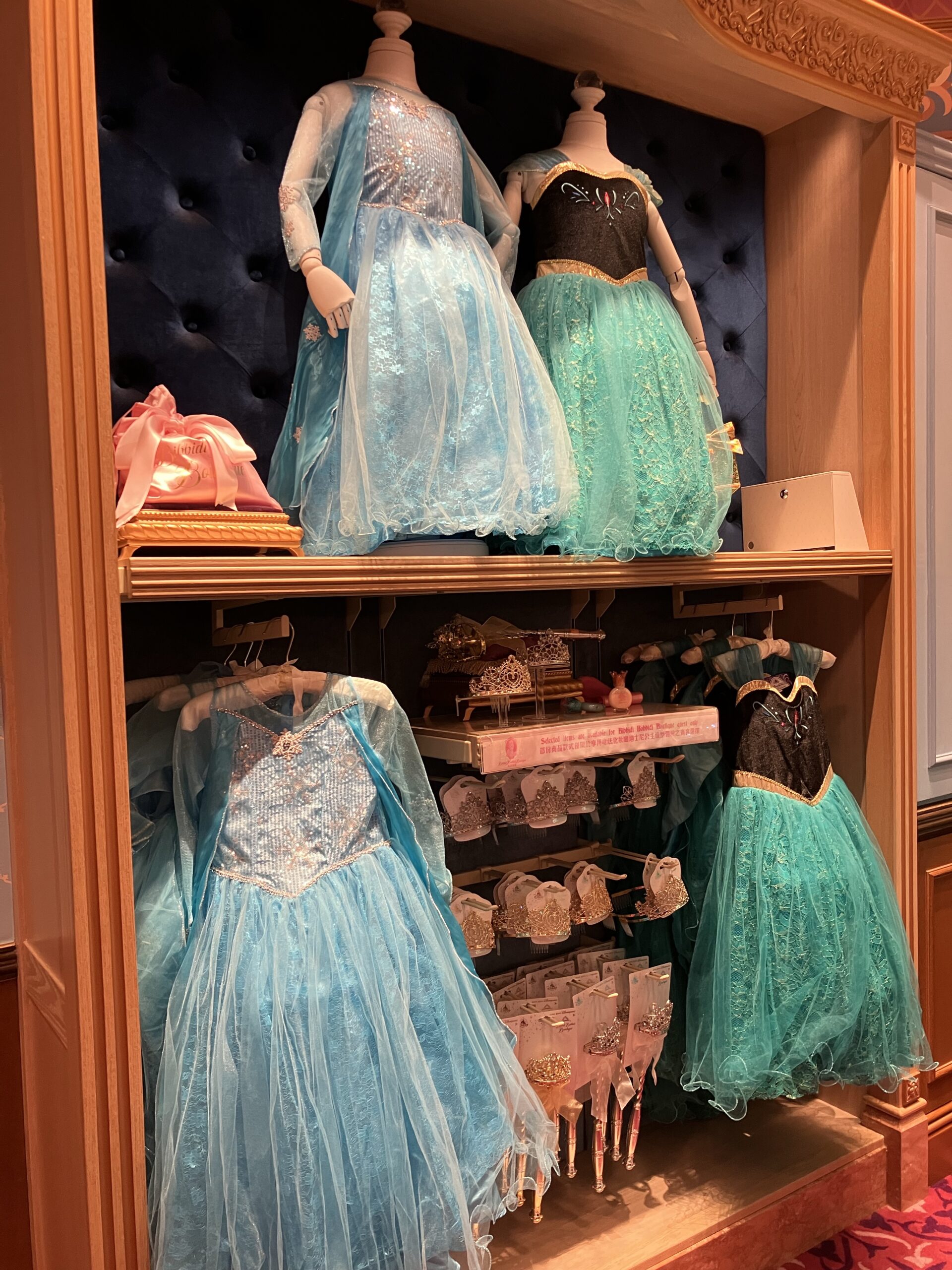 【香港ディズニー】プリンセスに変身できるショップ！「Storybook Shoppe – Bibbidi Bobbidi Boutique ...